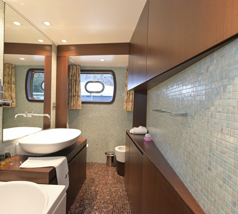 LA VOGLIA MATTA Yacht Charter Details, Clemna | CHARTERWORLD Luxury ...